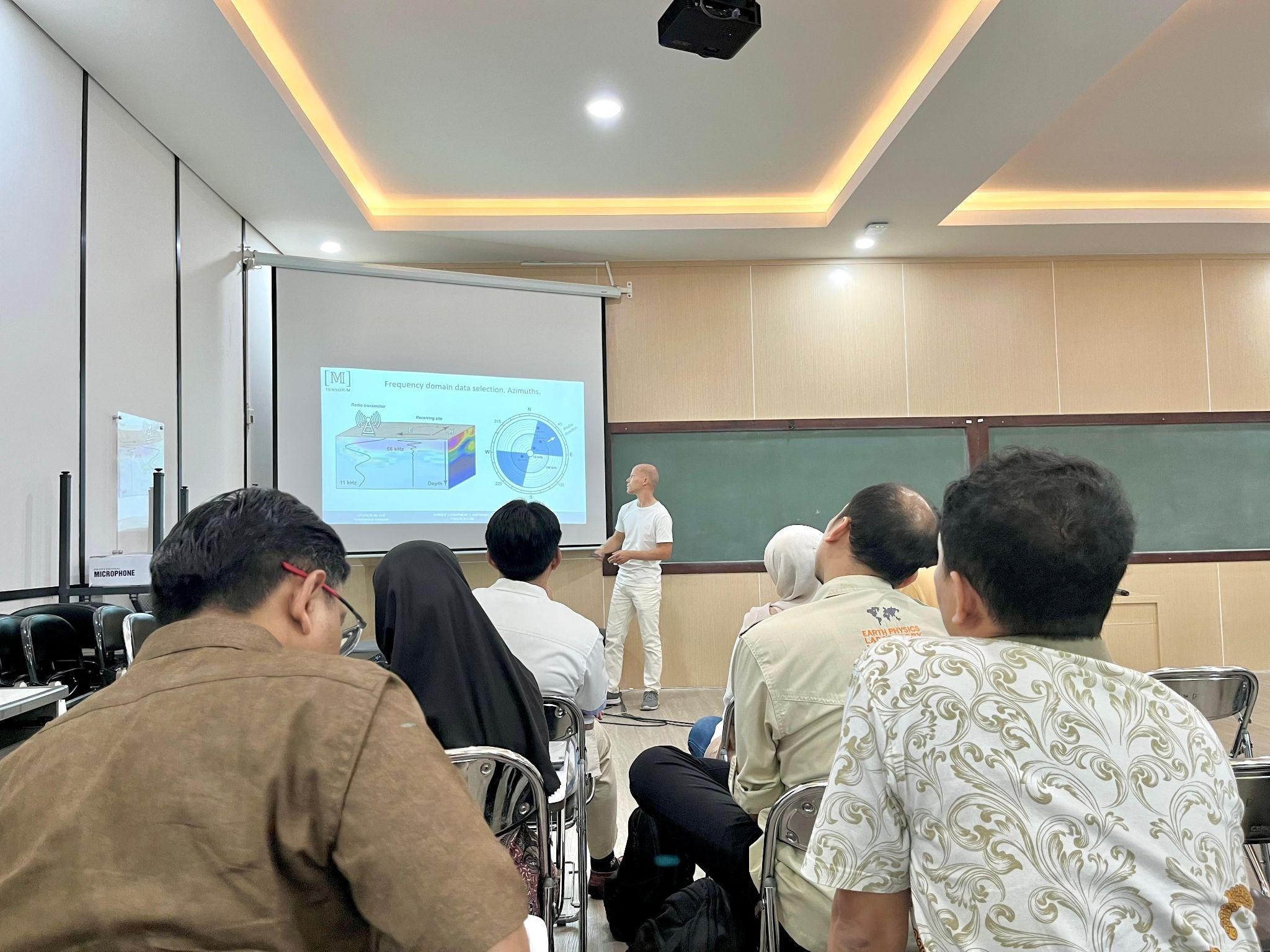 Kuliah Umum Pengenalan Metode Radio-Magnetotelluric (RMT) di Institut ...